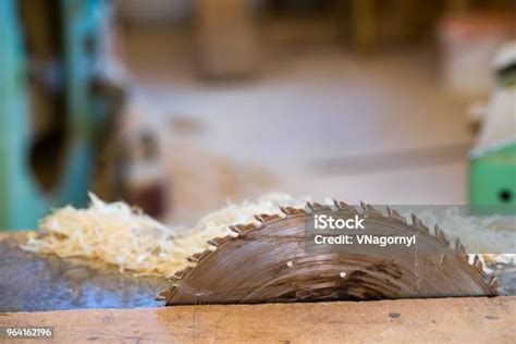 톱 밥 나무 테이블에 도구 목수 원형 보았다입니다 나무 판자를 절단 Diy에 대한 스톡 사진 및 기타 이미지 Diy Rotary International 강철