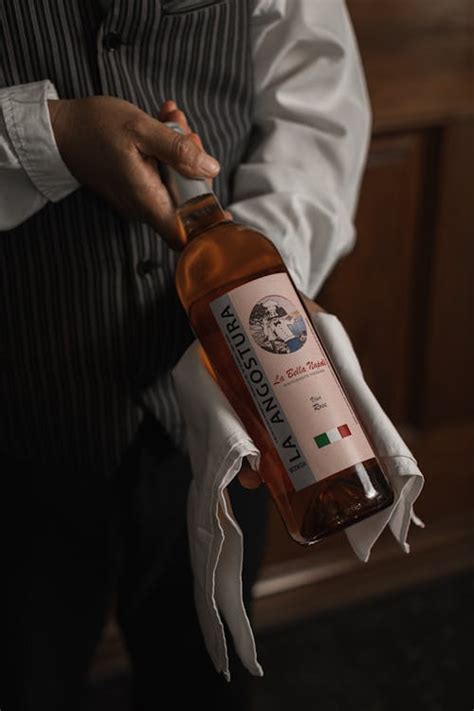 남자 다양성 듣는 말하는 사람 술을 마시다 알코올음료 여자 와인 병 와인잔 테이블 프리젠 테이션 함께에 관한 무료 스톡 사진