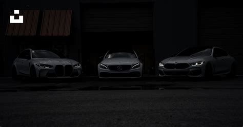 밤에 건물 앞에 세 대의 차가 주차되어 있습니다 사진 Unsplash의 무료 자동차 이미지