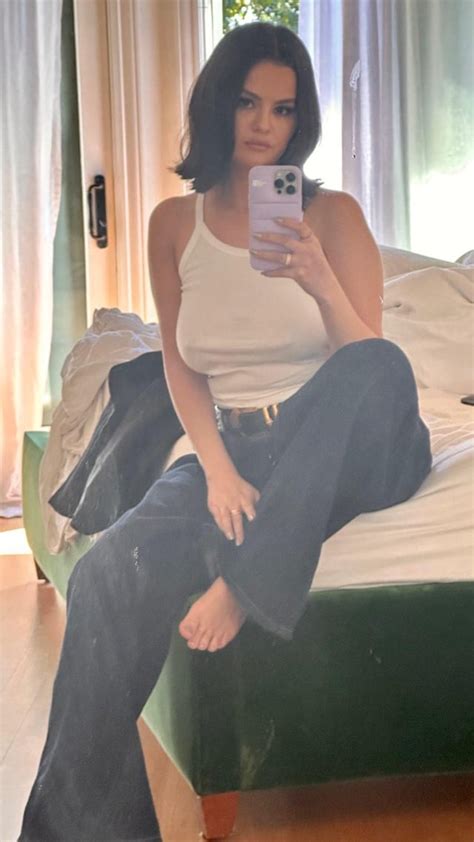 Selena Gomez Instagram Selfie 🤘🏿🥰 Rselenagomezobsession