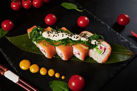 전통적인 일본 음식 검은 배경에 초밥 롤과 소스 맨 위 보기입니다 0명에 대한 스톡 사진 및 기타 이미지 0명 고급 요리 고추냉이 Istock