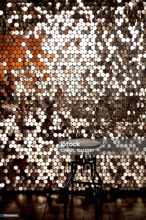 스팽글벽의 배경에 금속 베이스에 높은 대변 눈부심이 바닥에 반사됩니다 화려한 디자인 금 금속에 대한 스톡 사진 및 기타 이미지 금 금속 벽 스팽글 Istock