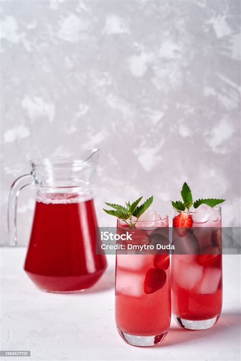 흰색 테이블 배경에 유리에 얼음과 민트 신선한 딸기 레모네이드 복사 공간 추운 여름 음료 베리 칵테일을 곁들인 스파클링 안경 0