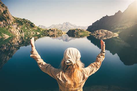 여자 여행자 조화 혼자 여행 건강 한 라이프 스타일 개념 호수와로 키 산맥 풍경 배경 야외 명상 여자에 대한 스톡 사진 및 기타 이미지 Istock