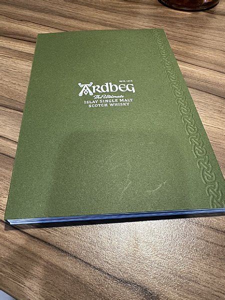 阿貝厚氣委員公司 含貓提袋衣服書本 P9品酒網
