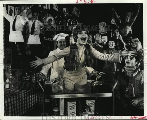 1972 Press Photo Actress Bonnie Franklin And Co Stars In Musical
