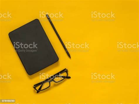 텍스트에 대 한 빈 공간을 가진 노란 배경에 평평 하다 블랙 비즈니스 액세서리 최고의 볼 수 있습니다 공간에 복사 합니다 0명에 대한 스톡 사진 및 기타 이미지 Istock