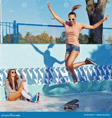 Deux Belles Jeunes Filles Dans Des Lunettes De Soleil Dans Un