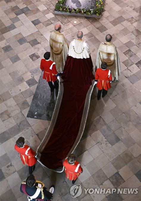 英 찰스 3세 시대 마침내 개막…섬김받지 않고 섬기겠다 맹세 종합 한국경제