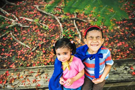 Lindo Hermano Y Hermana Jugando Juntos Foto Premium