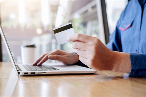 신용 카드를 들고 사업가 온라인 쇼핑 및 지불에 대 한 노트북에 입력 인터넷 온라인 지불 비즈니스 금융 및 기술에 구매를 만든다 구매에 대한 스톡 사진 및 기타 이미지