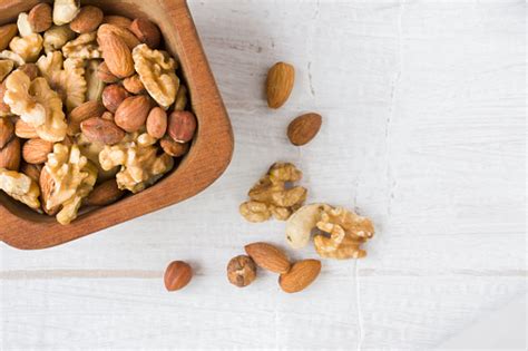 나무 그릇에 호두의 다양성 헤이즐넛 호두 피칸 소나무 견과류 땅콩 마카다미아 아몬드 브라질 견과류 흰색 배경 상단보기에 음식 믹스 공간 복사 0명에 대한 스톡 사진 및 기타