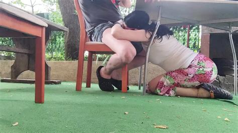 Esposa Pervertida Chupa Gran Polla Debajo De La Mesa Xhamster