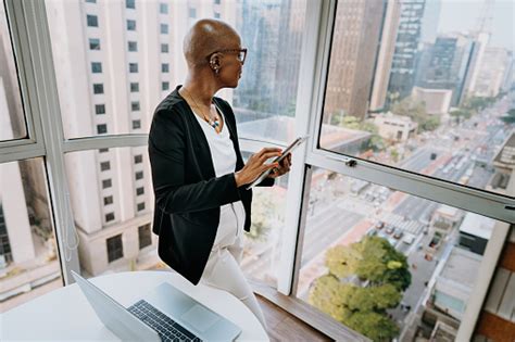 상파울루 아베니다 파울리스타 도시 풍경을 바라보는 흑인 사업가의 초상화 경영자에 대한 스톡 사진 및 기타 이미지 경영자 기업 비즈니스 기업 재무와 산업 Istock