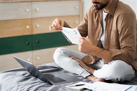 집에서 일하기 침실에서 노트북 컴퓨터에서 작업하는 인식할 수 없는 사업가 새로운 정상 개념에 적응 30 34세에 대한 스톡 사진 및 기타 이미지 Istock