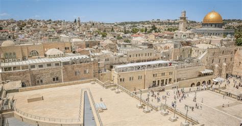 이스라엘 예루살렘에 위치한 상징적인 바위 돔의 조감도 사진 Unsplash의 벽돌 이미지