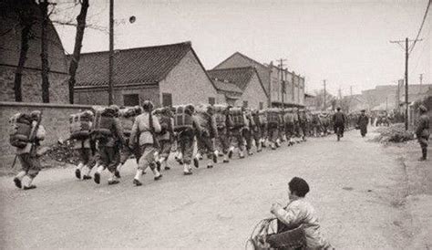 老照片：1937年12月，南京失陷后四散溃败的国民党部队历史影像
