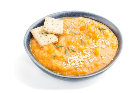 고구마 나 바타 타 크림 수프 와 참깨와 스낵 을 흰색 배경에 고립 된 파란색 세라믹 그릇에 측면 보기 닫아 감자 요리에 대한 스톡 사진 및 기타 이미지 Istock