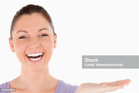 서 있는 동안 복사 공간을 보여주는 좋은 찾고 여자의 초상화 20 24세에 대한 스톡 사진 및 기타 이미지 20 24세 20 29세 갈색 머리 Istock