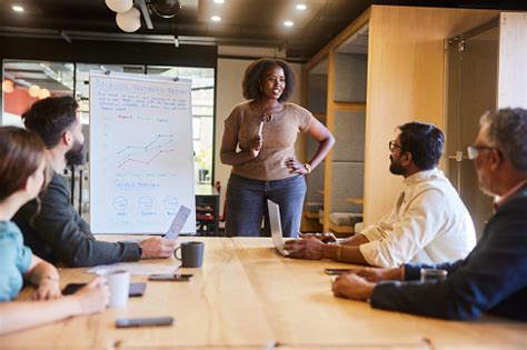 사무실에서 화이트보드 프레젠테이션 중에 동료들과 이야기하는 젊은 사업가 그래프에 대한 스톡 사진 및 기타 이미지 그래프 기업 문화 기업 비즈니스 Istock