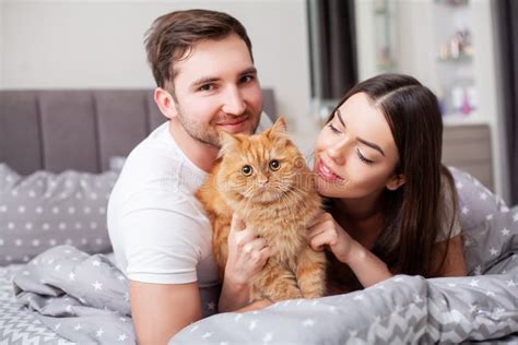 Feliz Pareja Sensual De Jóvenes Acostados Imagen De Archivo Imagen