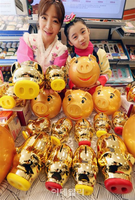 포토 돼지해에 선보이는 황금 돼지 저금통