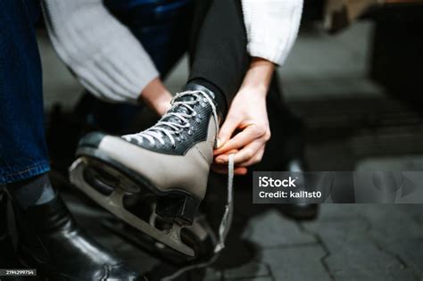 겨울철 아이스링크에서 즐길 수 있는 재미있는 스케이트 타기 준비 겨울 스포츠에 대한 스톡 사진 및 기타 이미지 겨울 스포츠 레저 시설 백인종 Istock