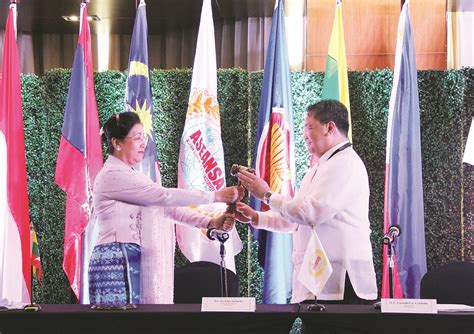 ပြည်ထောင်စုစာရင်းစစ်ချုပ် ဒေါက်တာခင်နိုင်ဦး အရှေ့တောင်အာရှနိုင်ငံများဆိုင်ရာ စာရင်းစစ်ချုပ်ရုံးမ