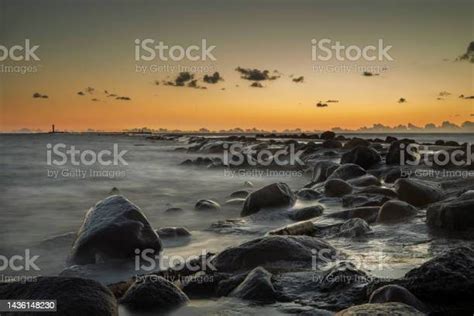 일몰 풍경 배경에 바위가 있는 극적인 하늘 바다 풍경의 긴 노출 이미지 0명에 대한 스톡 사진 및 기타 이미지 0명 경관