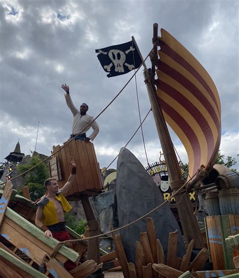 Les Pirates Envahissent Le Parc Astérix
