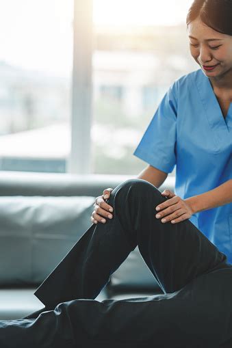 골관절염 물리 치료사 치료 및 환자 운동 및 젊은 운동 선수의 부상당한 무릎 치료를 돕습니다 상처 재활 물리 치료 회복 개념 무릎에 대한 스톡 사진 및 기타 이미지 Istock