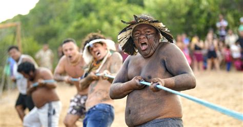 영차영차 줄다리기 하는 원주민들