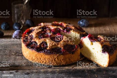 오래 된 나무 바탕에 수 제 매 실 파이입니다 아직도 생활 식품의 매 화 타트입니다 가 추수입니다 오래 된 패션 요리입니다 부분입니다 자 두의 베이커리 소박한 오픈