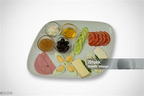 클리핑 패스와 함께 고립 된 큰 흰 접시에 치즈 고기 삶은 계란 크로 함께 아침 식사의 접시 0명에 대한 스톡 사진 및 기타 이미지 Istock