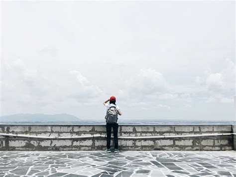 회색 벽 근처에 서있는 남자 · 무료 스톡 사진