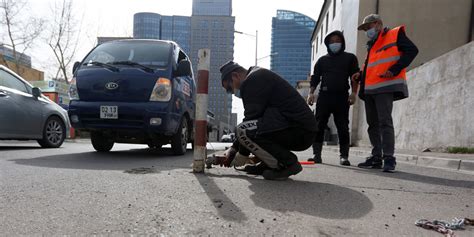 Зөвшөөрөлгүй барьсан төмөр шон хаалт хайсуудыг буулгаж эхэллээ