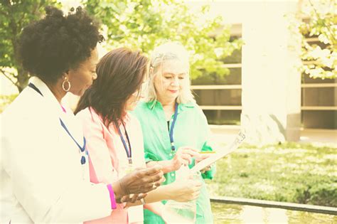 줄기 테마 야외 물 프로젝트에서 작업 하는 여성 과학자와 함께 Stem 주제에 대한 스톡 사진 및 기타 이미지 Stem 주제