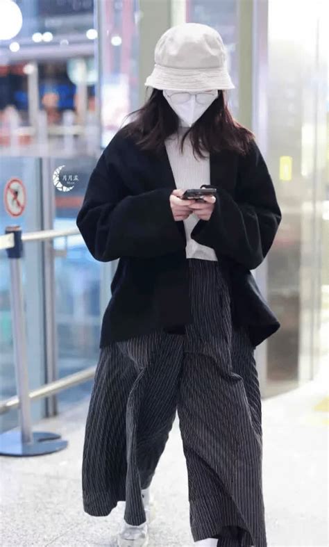 周冬雨增肥后变化太大！穿大衣搭条纹阔腿裤走机场被拍 360娱乐，你开心就好