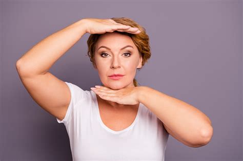 좋은 매력적인 내용의 클로즈업 초상화 완벽 한 조각 얼굴 회색 바이올렛 보라색 파스텔 배경 위에 고립 보여주는 캐주얼 화이트