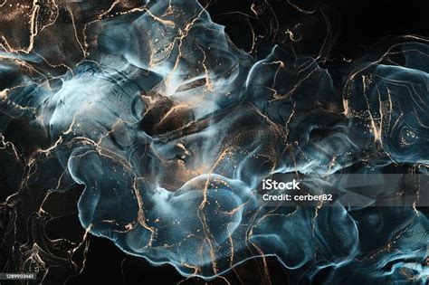 알코올 잉크 기술의 천연 고급 추상 유체 예술 그림 부드럽고 꿈꾸는 벽지 투명한 파도와 황금 소용돌이를 만드는 색상의 혼합물 포스터용 기타 인쇄물 건강관리와 의술에 대한