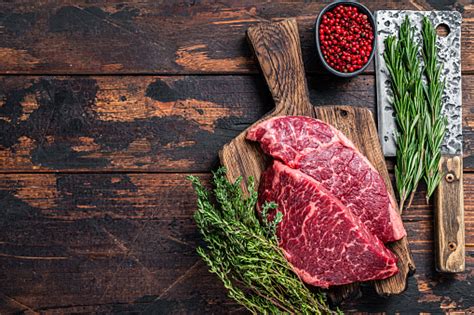 원시 덴버는 고기 칼로 정육점에 검은 앵거스 쇠고기 스테이크를 잘라 어두운 나무 배경 맨 위 보기입니다 복사 공간 탑설로인에 대한 스톡 사진 및 기타 이미지 Istock