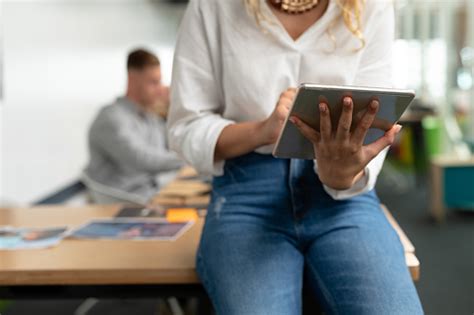 사무실에서 책상에서 디지털 태블릿을 사용하는 여성 그래픽 디자이너 그래픽 디자이너에 대한 스톡 사진 및 기타 이미지 그래픽 디자이너 기술 기업 비즈니스 Istock