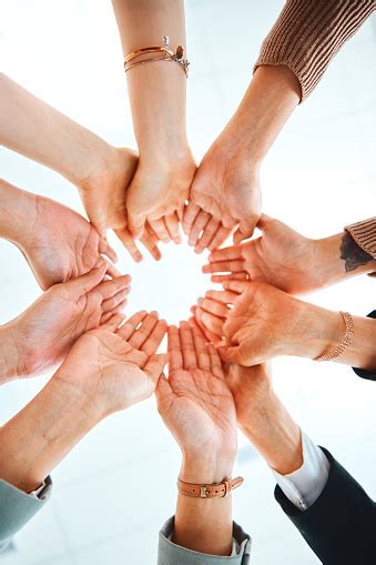 팀 빌딩 지원 및 비즈니스 사람들의 협력 파트너십 및 사명을 가진 커뮤니티의 손 우리의 비전 아래 관점 및 동일한 목표와 목표를 가진 근로자의 기업 그룹 건축하기에 대한