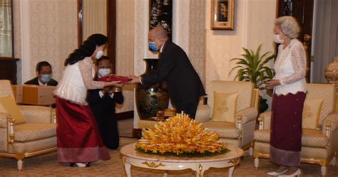 សម្តេចកិត្តិព្រឹទ្ធបណ្ឌិត ប៊ុន រ៉ានី ហ៊ុនសែន ទូលថ្វាយនូវសារលិខិត ថ្វាយព្រះពរ ព្រះករុណា