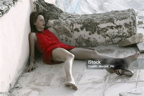 Unconscious Woman 照片檔及更多 失去知覺 照片 失去知覺 女人 飲醉 Istock