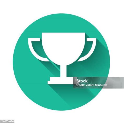 긴 그림자와 고립 된 화이트 트로피 컵 아이콘입니다 어워드 기호입니다 챔피언 컵 아이콘입니다 녹색 원 버튼을 클릭 합니다 벡터 일러스트 개념에 대한 스톡 벡터 아트 및 기타