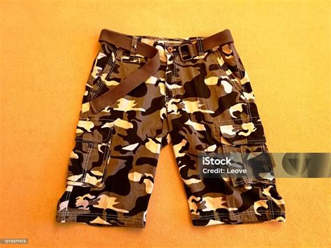 스트랩과 사이드 포켓이 있는 반바지 위장 색상 컬러 배경에 놓인 0명에 대한 스톡 사진 및 기타 이미지 0명 가정 생활 길거리 스타일 Istock