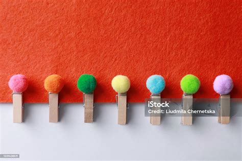 흰색 배경에 옷핀과 작은 부드러운 공빨간 펠트 시트 상단 보기 0명에 대한 스톡 사진 및 기타 이미지 0명 공예 구