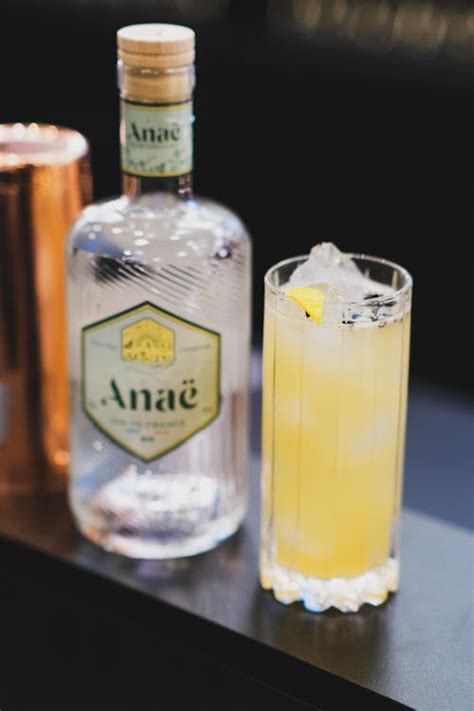 실내 Flavorful 감귤류 감기 고명 냉장 음료 노란색 럭셔리한 레몬 레몬 웨지 리큐어 막대기 매우 복잡한 믹스 전문가 바 장면 바 카운터