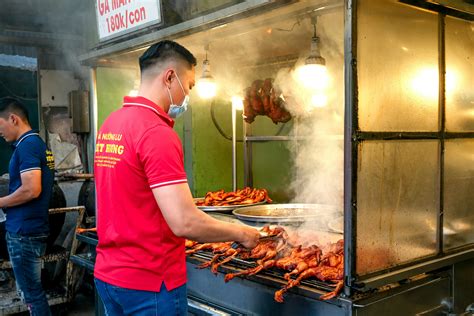 집게 Bbq Flavorful 갓 조리 한 공중 위생 굽는 길거리 요리 길거리 음식 노점 노점상 닭 담배를 피우다 도시의 따뜻한 환경 레드